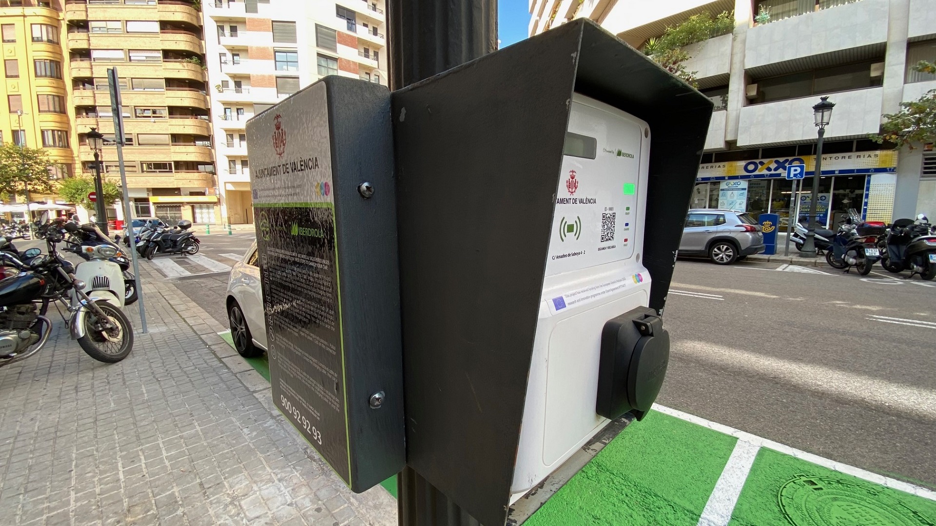 Farolas puntos de carga vehículos eléctricos - València